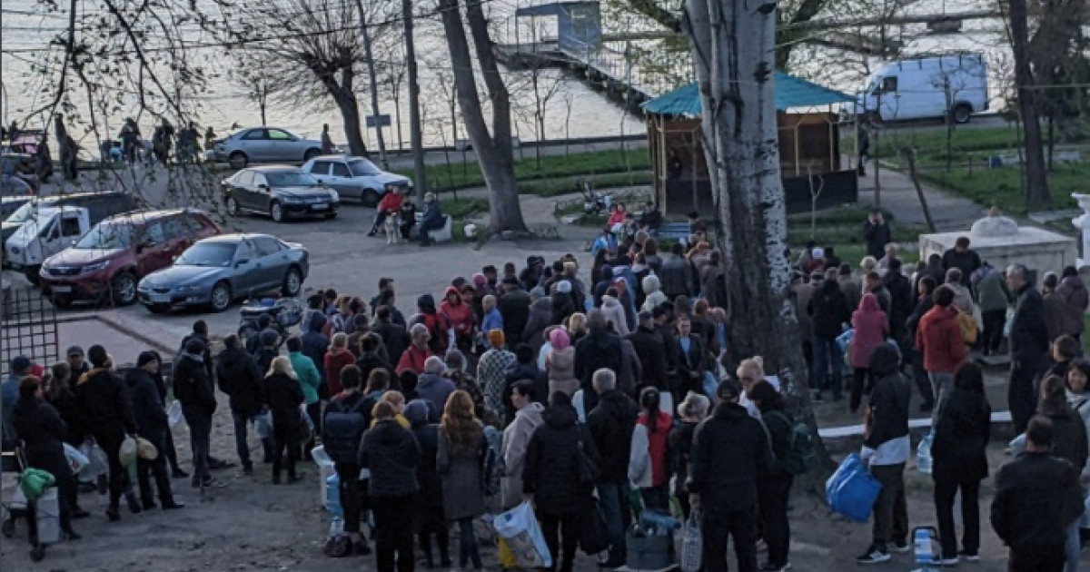 În Nikolaev nu mai e strop de apă de câteva zile. Oamenii așteaptă la ...