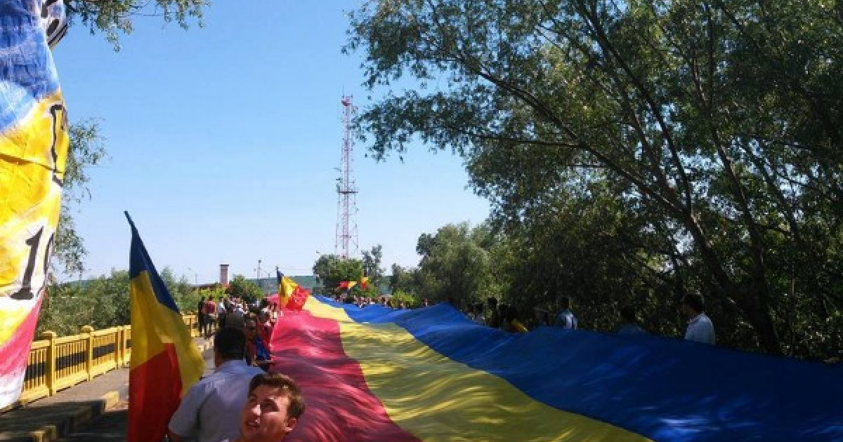 România și Republica Moldova, unite de un steag tricolor de peste 300 ...