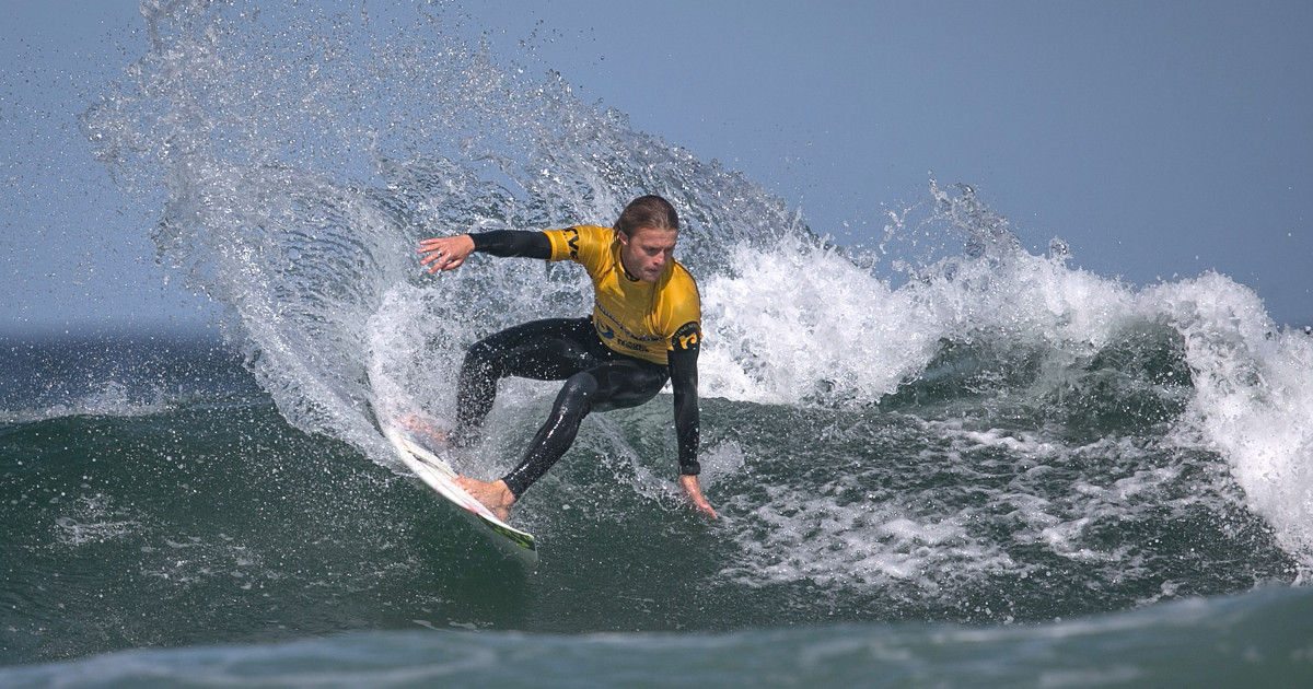 VIDEO. Surferi salvați de rechini cu o dronă | Digi24