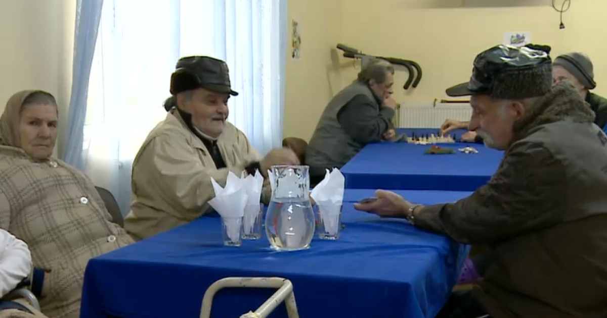 Sute de bătrâni din aziluri riscă să ajungă în stradă | Digi24