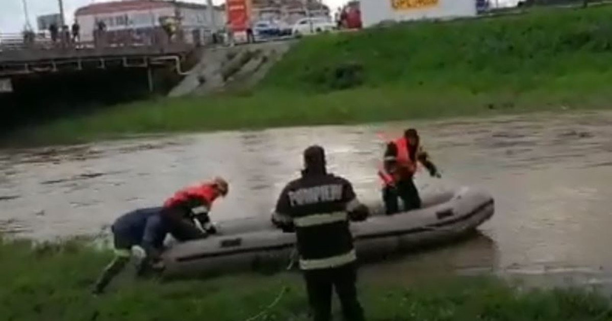 Trupul fetiței care a căzut acum 8 zile în râul Cibin a fost găsit de pompieri la 26 de ...