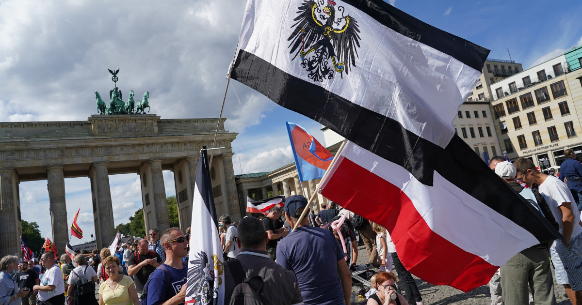 Tinerii extremişti sunt tot mai predispuşi la violenţă, avertizează ...