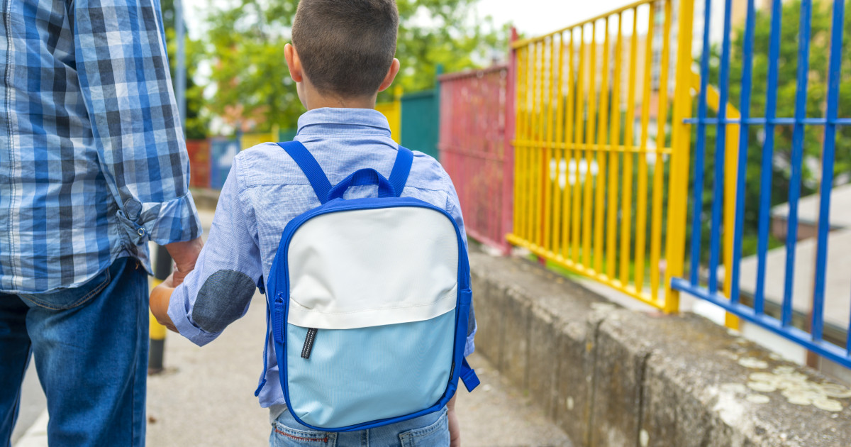 Copil cu tată bolnav de COVID-19, adus la școală | Digi24