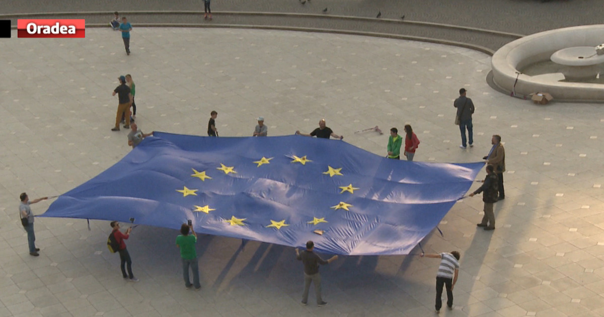 Un steag uriaș al Europei a fost desfăşurat la Oradea | Digi24