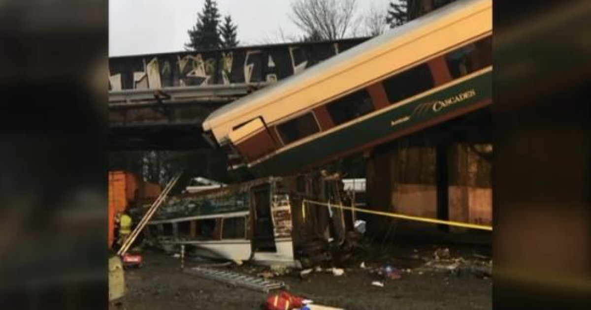 Un tren cu peste 70 de persoane la bord a deraiat pe un pod din ...