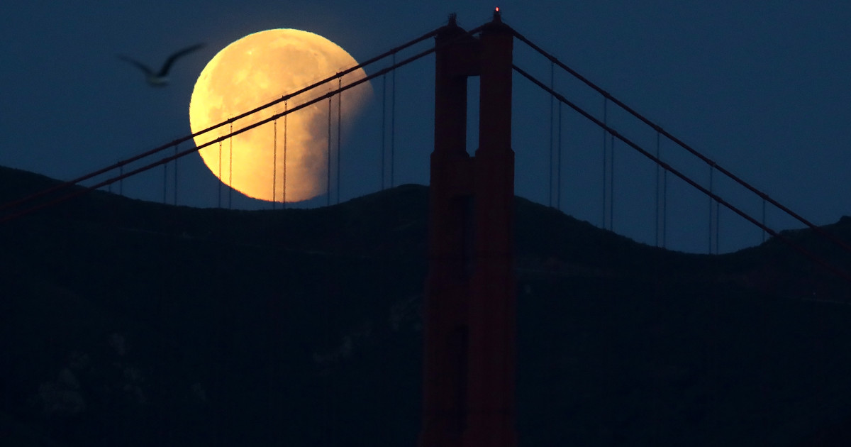 Imagini spectaculoase cu Super Luna albastră sângerie, în lume | Digi24