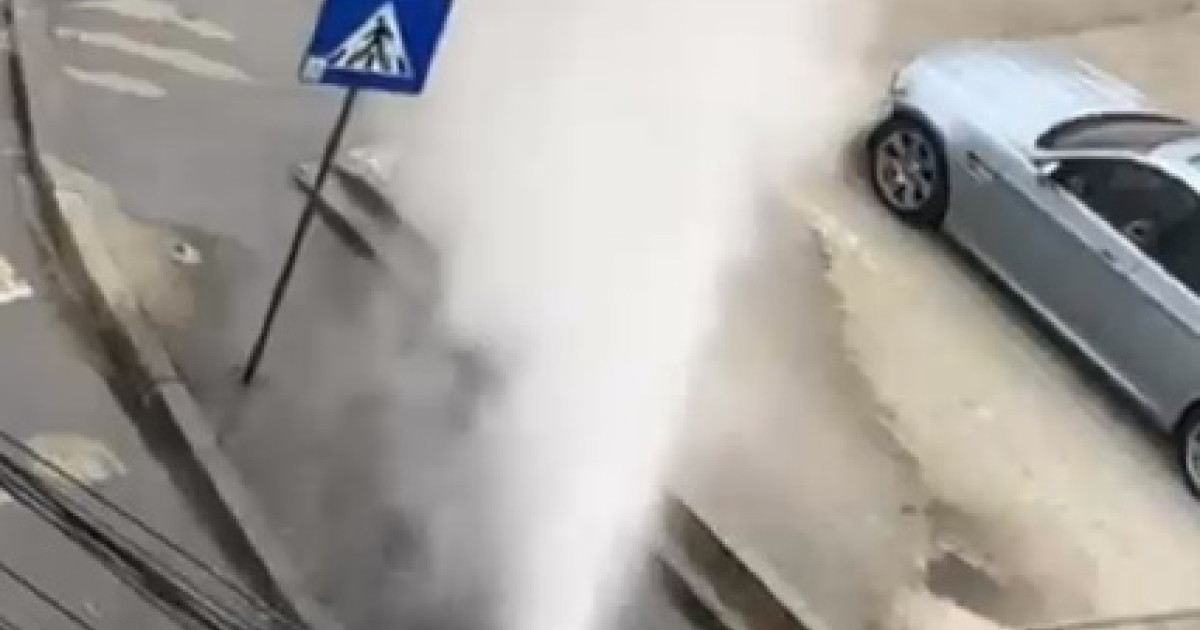 VIDEO. Gheizer de 4 metri pe o stradă din București | Digi24