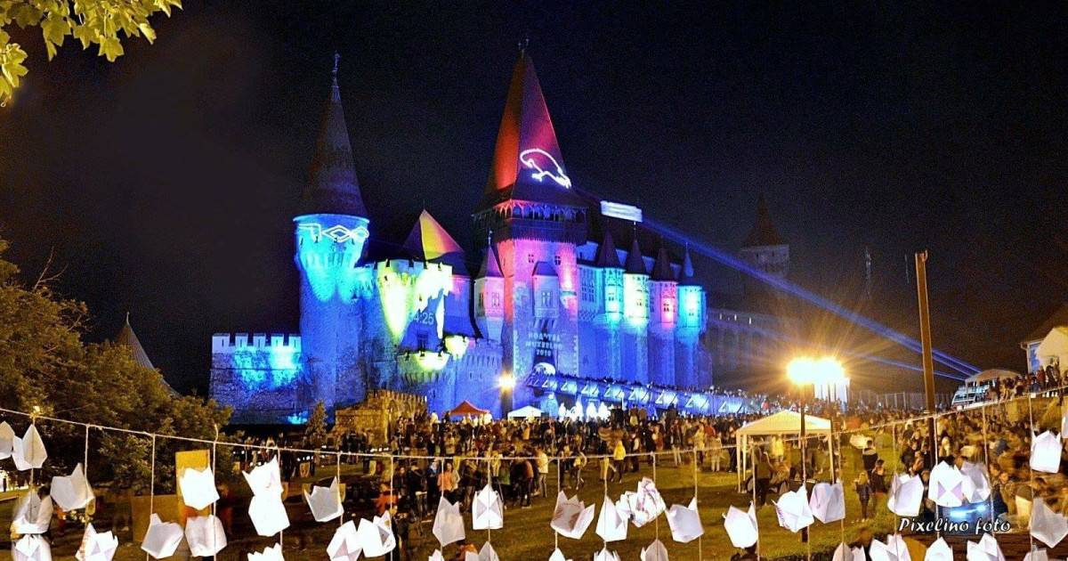 Galerie FOTO. Castel de poveste, în România. Într-o singură noapte a ...
