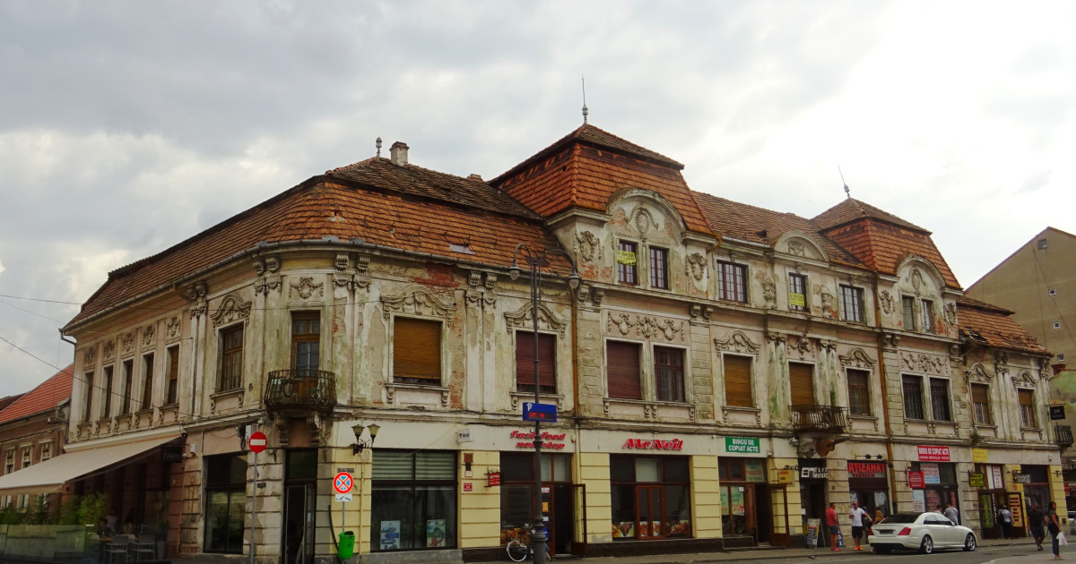 Alte două palate din Oradea intră în reabilitare. Unul este o replică a ...
