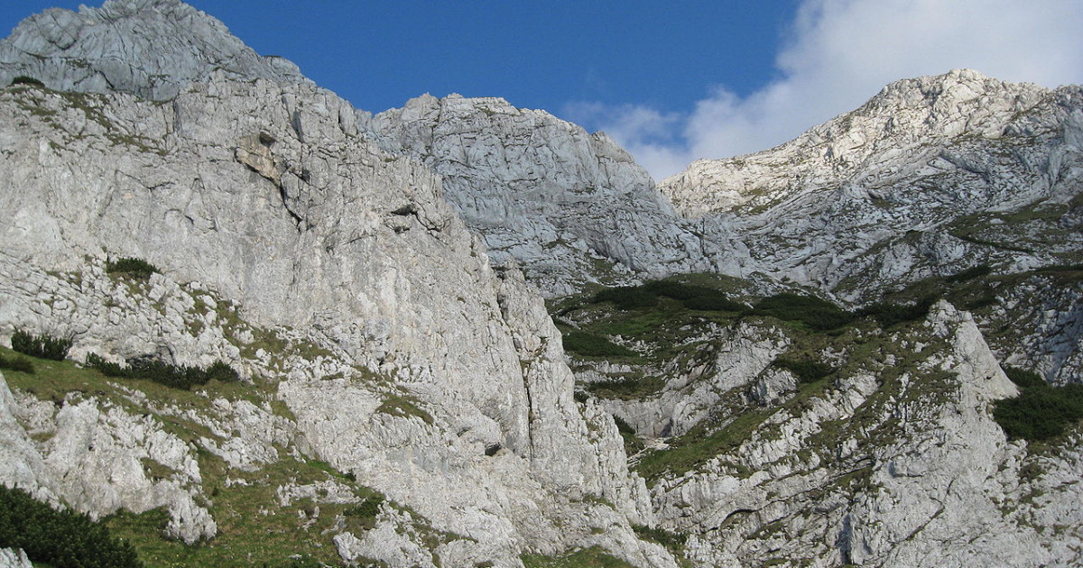O femeie a murit după ce a căzut într-o prăpastie din Munţii Piatra ...