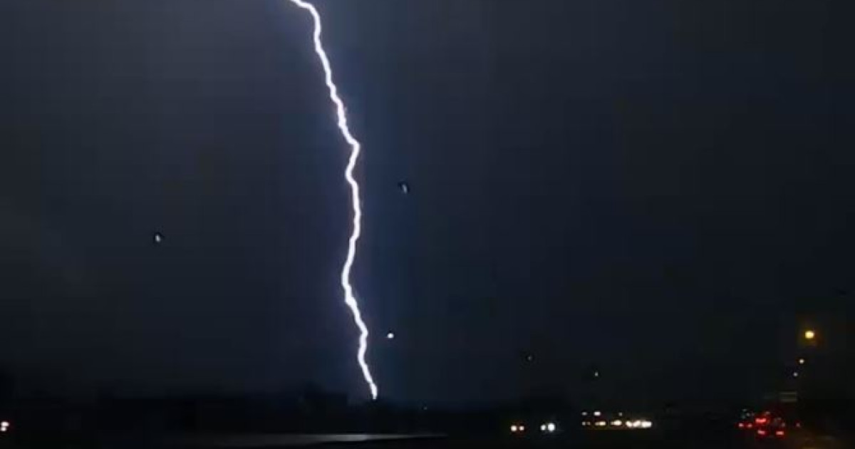 Imagini spectaculoase. Trăsnetul a lovit de 11 ori în același loc | Digi24
