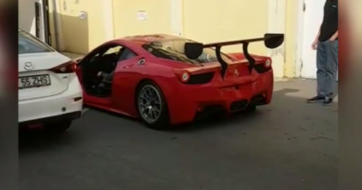 Video. Momentul în care un Ferrari de curse rămâne fără portieră, în ...