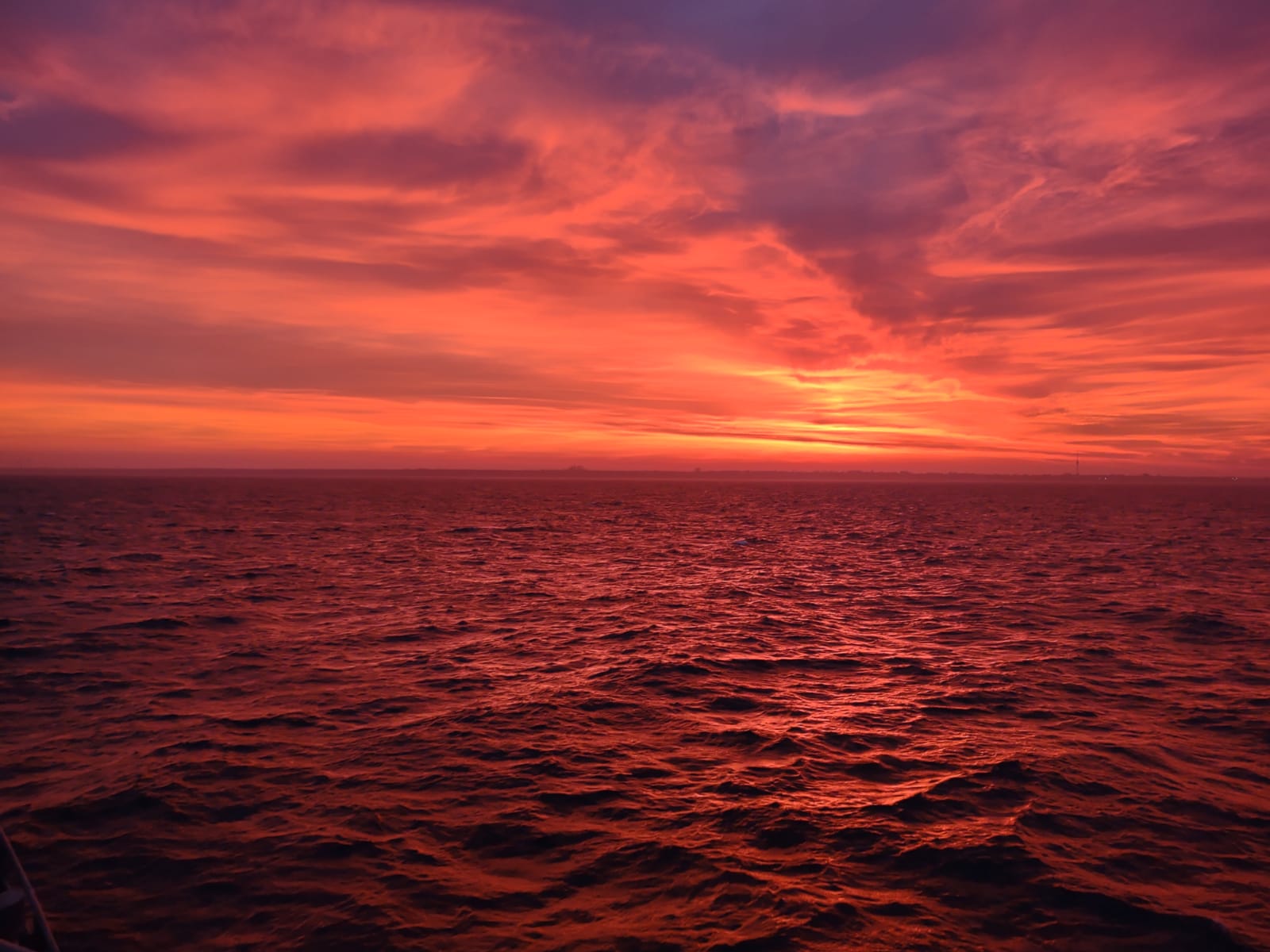 Fenomen spectaculos la început de primăvară. Cerul în flăcări la apus ...