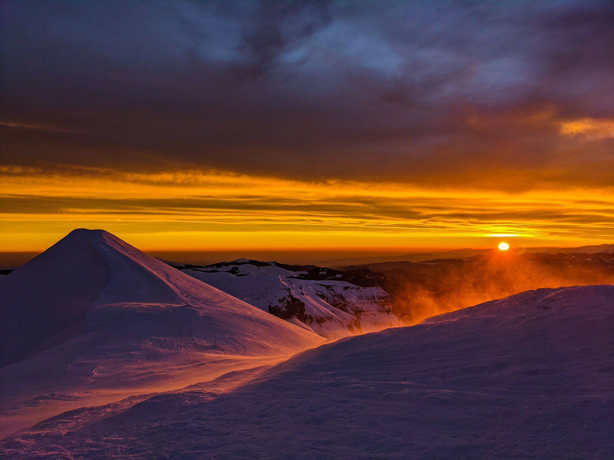 Fenomen spectaculos la început de primăvară. Cerul în flăcări la apus ...