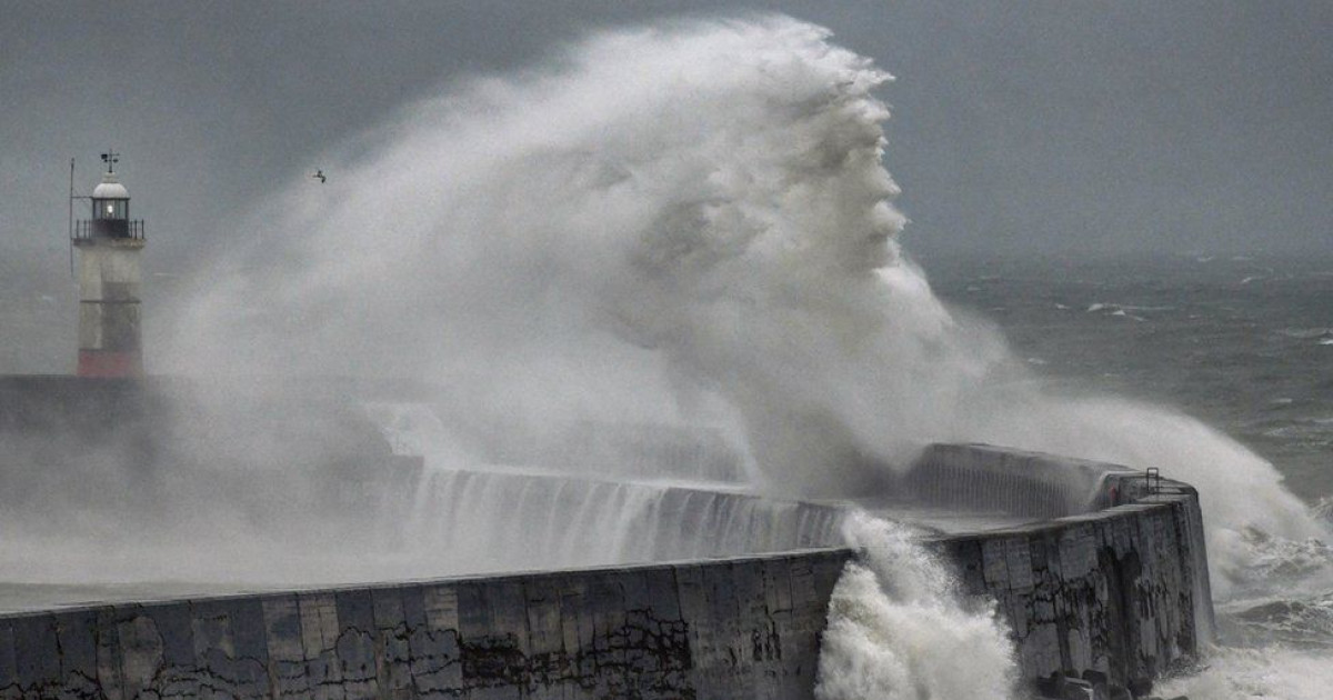 Imagini spectaculoase. „Zeul Neptun”, surprins în valurile mării în ...