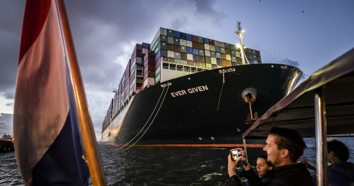 O navă cargo a eșuat în Canalul Suez, în același loc unde s-a blocat ...