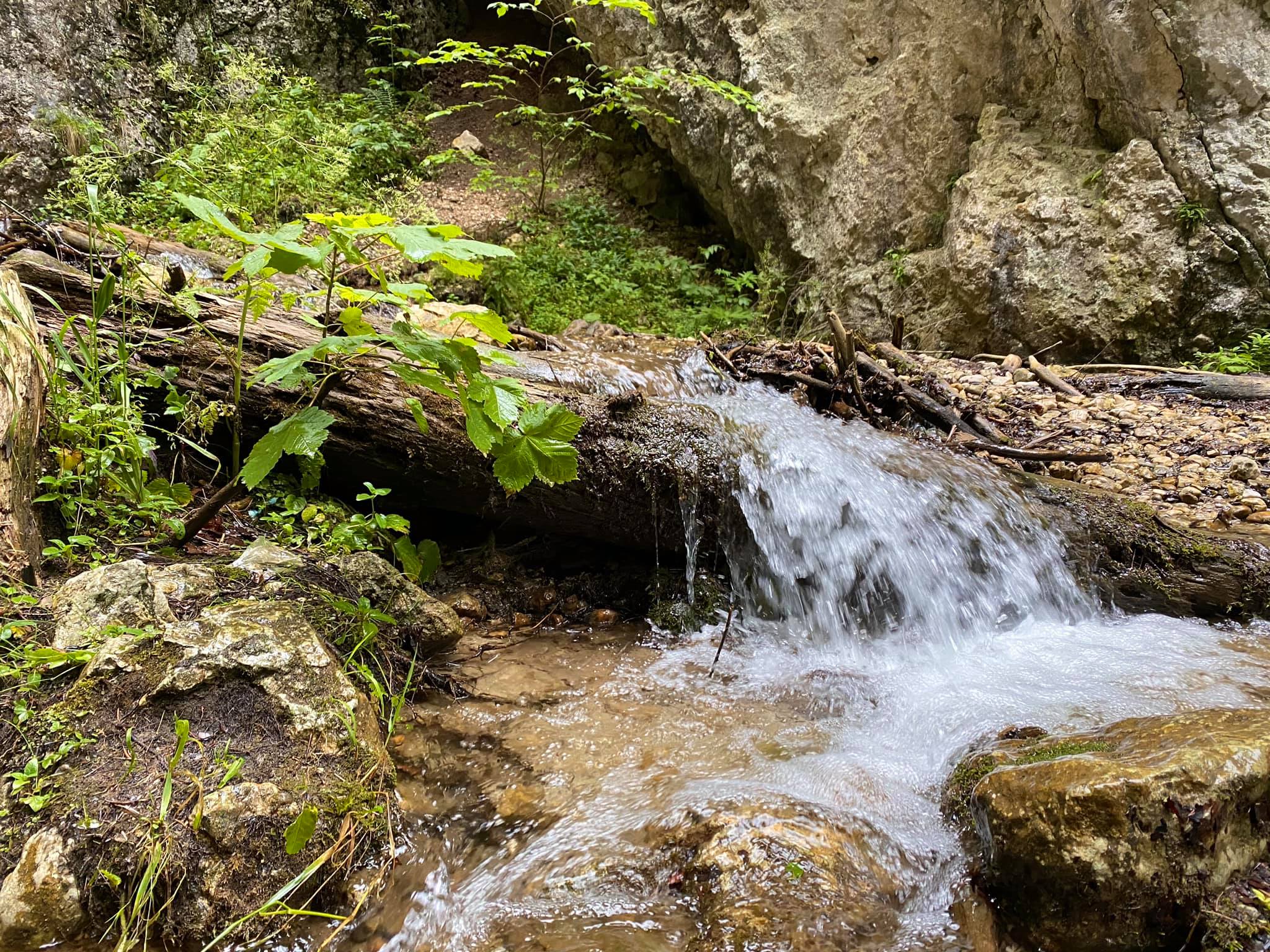 Turiștii pot ajunge din nou la cascada Tamina, unul dintre ...