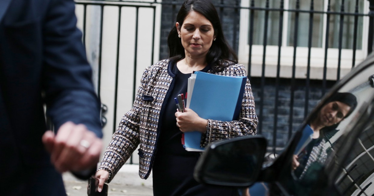 Marea Britanie vrea să îi respingă pe mare, spre Franţa, pe migranţii ...