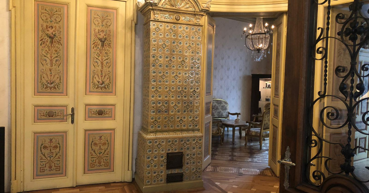 Incredibila casă-bijuterie cu tavane pictate de Luchian și bar ...