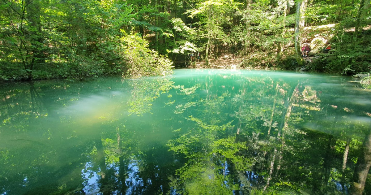 Imagini spectaculoase cu Ochiul Beiului, un lac cu ape de un turcoaz ...