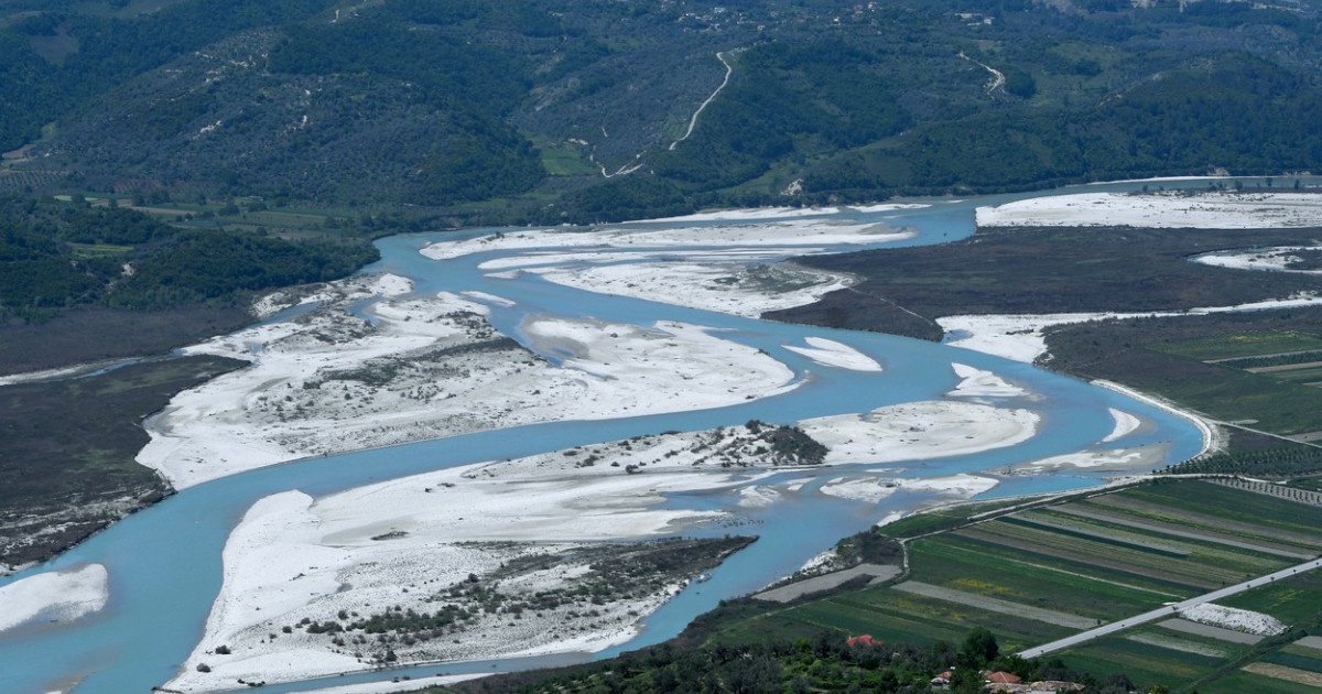 Cum poate fi salvat unul dintre ultimele râuri sălbatice din Europa ...