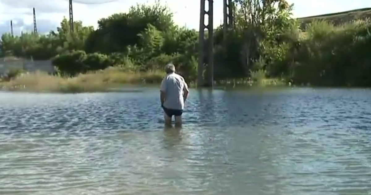 VIDEO. Apă de aproape un metru și case inundate după ce o conductă ...