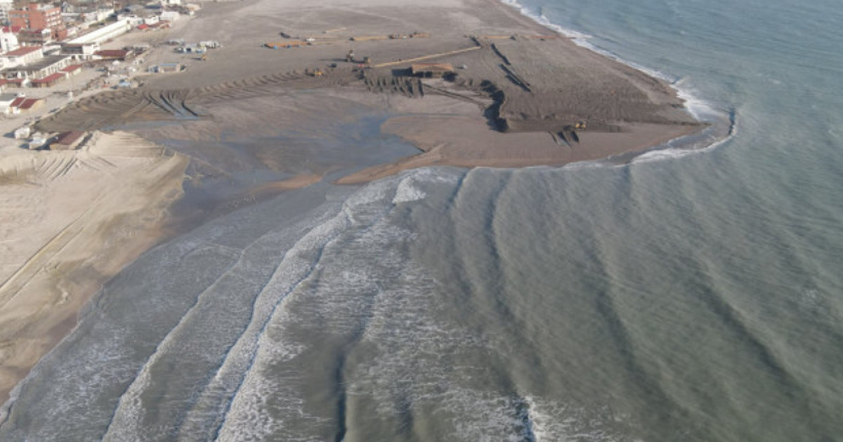Continuă lărgirea plajelor de pe litoral. Cât va dura operațiunea și ce ...
