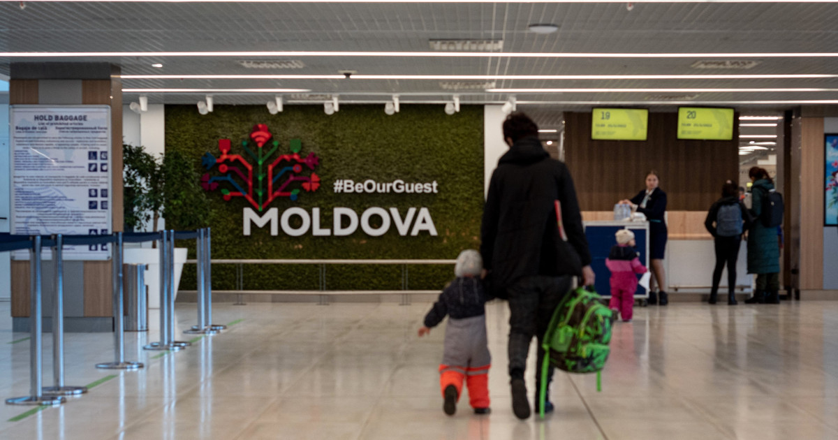 Risc de explozie pe Aeroportul din Chișinău. Pasagerii au fost evacuați ...