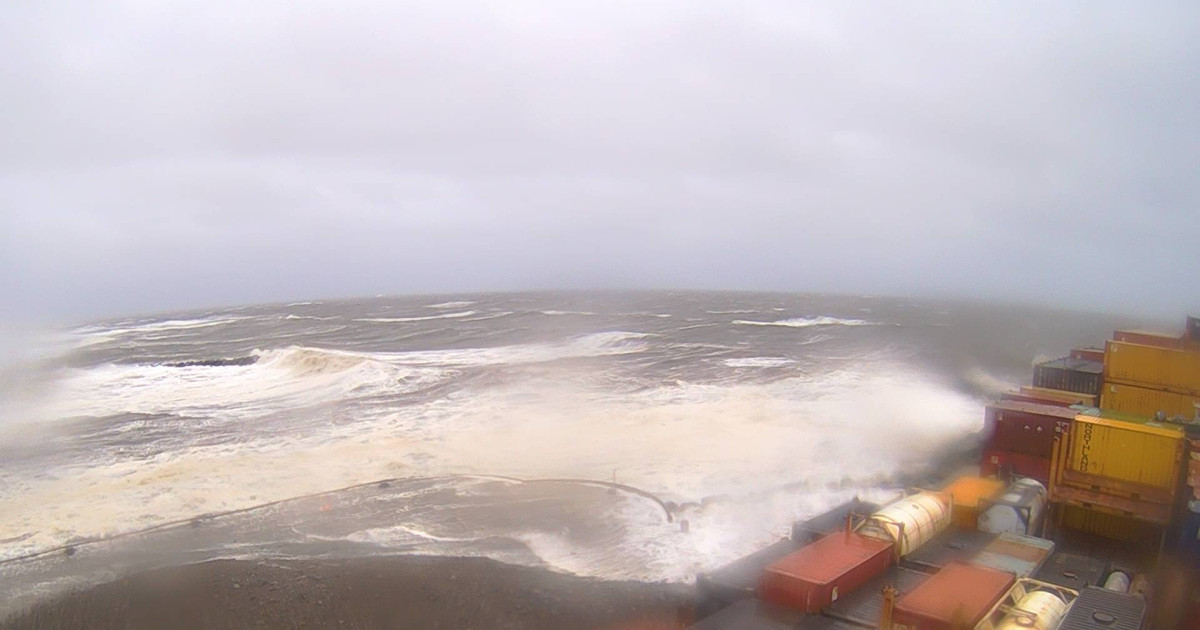 Alaska este lovită de o furtună mai puţin obişnuită. Vântul suflă cu ...