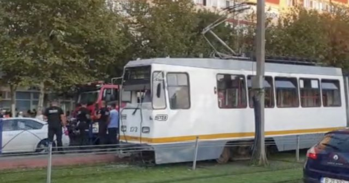 Două tramvaie s-au ciocnit în București. Trei persoane au avut nevoie de îngrijiri medicale | Digi24