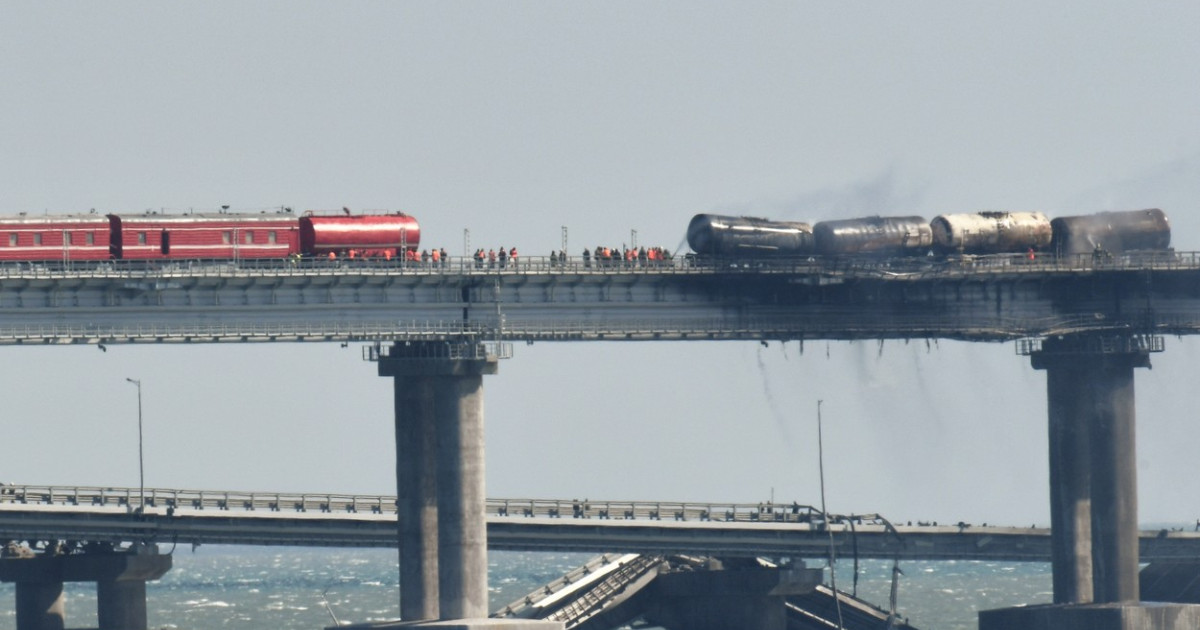 Ucrainenii publică prima fotografie de sub podul lui Putin avariat | Digi24