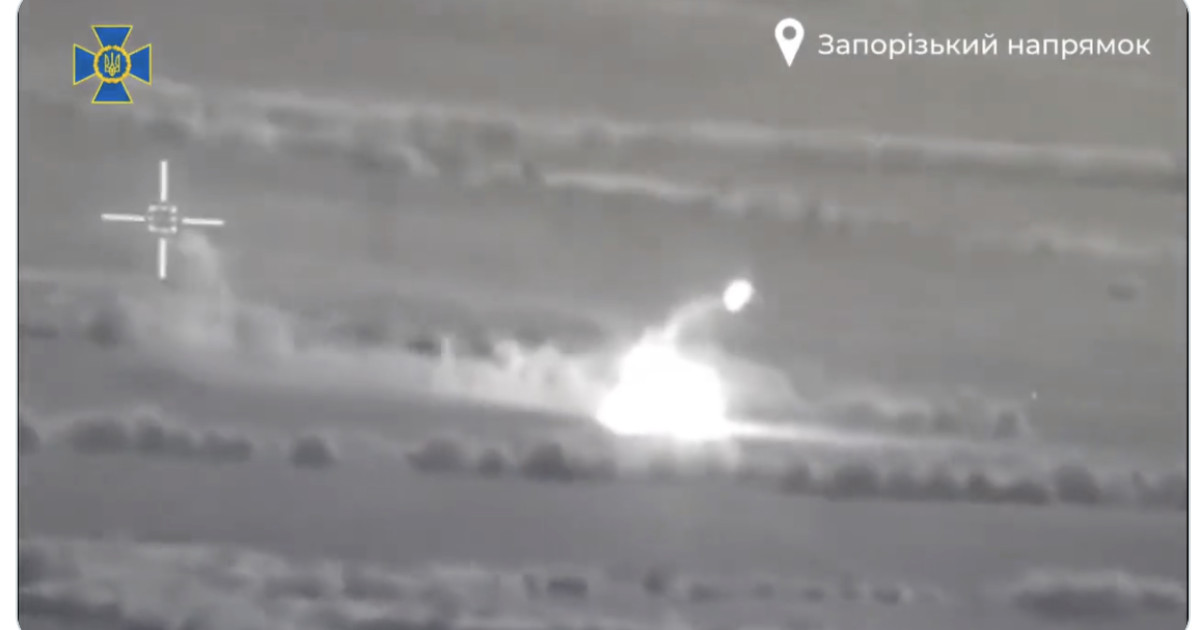 Momentul în care un elicopter rusesc de atac este doborât de forțele ...