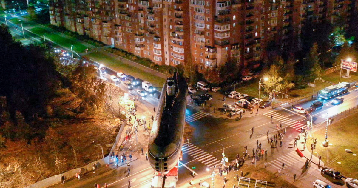 Primul submarin nuclear al Rusiei a fost transportat pe uscat la muzeul ...