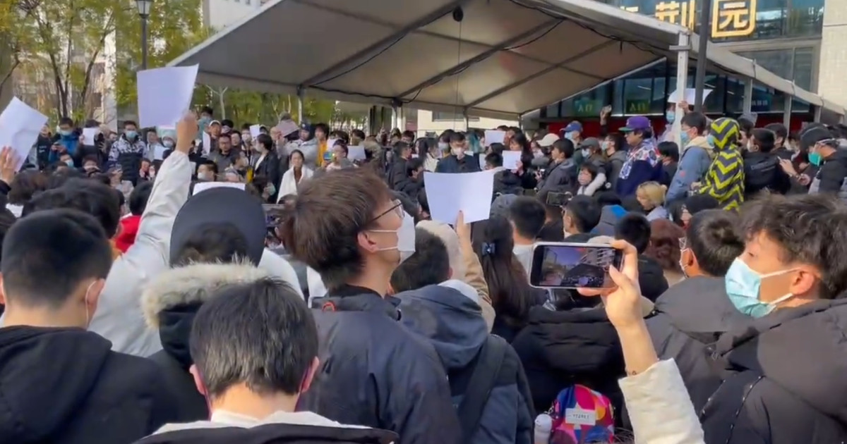 Cum au ajuns colile albe de hârtie simbolul sfidării regimului la ...