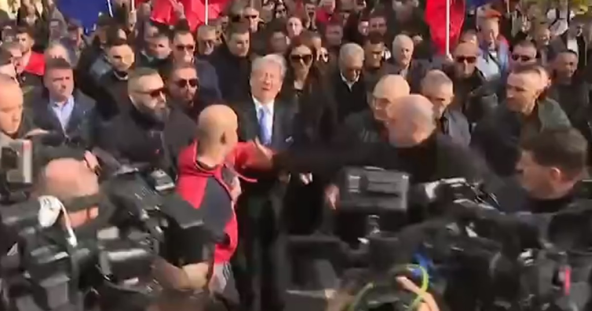 Liderul opoziției albaneze a fost lovit cu pumnul în față la un miting ...