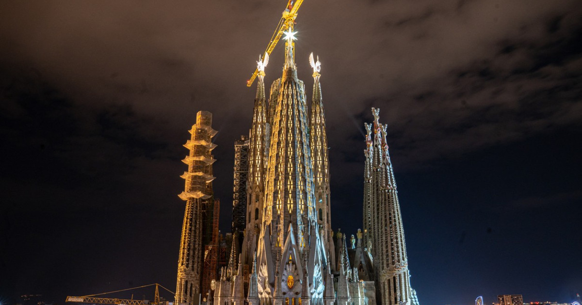 Imagini care îți taie răsuflarea. Sagrada Familia din Barcelona a ...