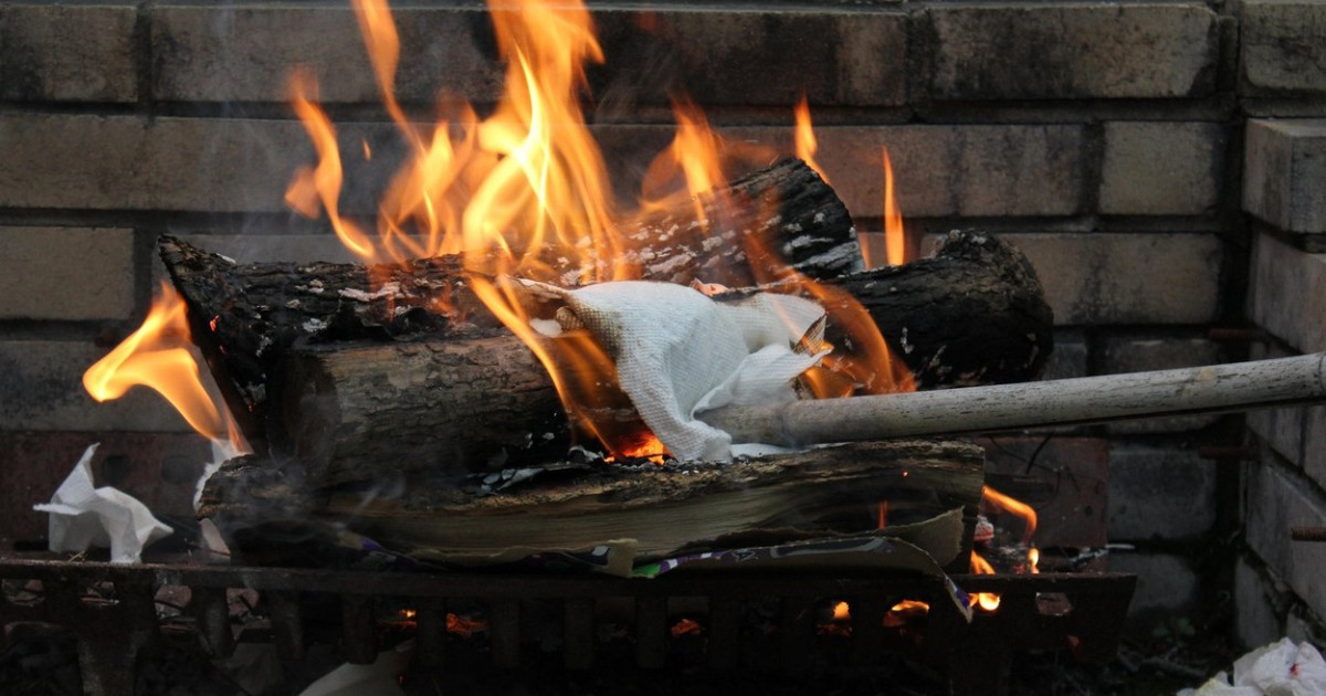 O femeie a făcut focul de Crăciun cu cupoane de 20.000 de euro, ascunse ...