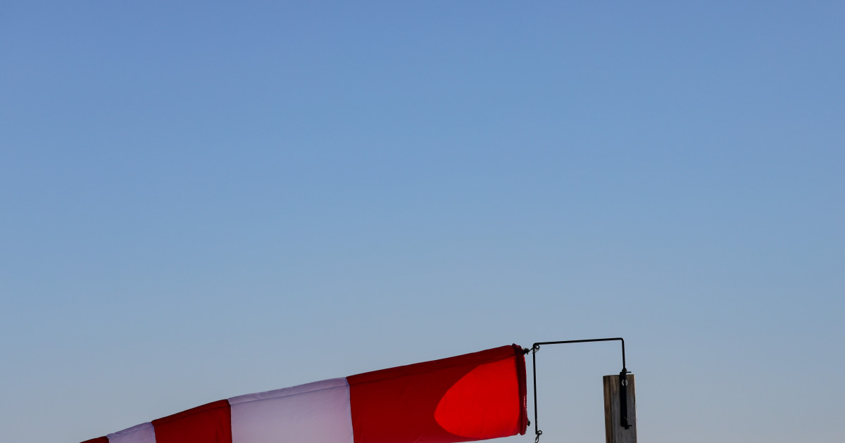 Cod roşu de vânt puternic în şapte judeţe. La munte rafalele vor depăși ...