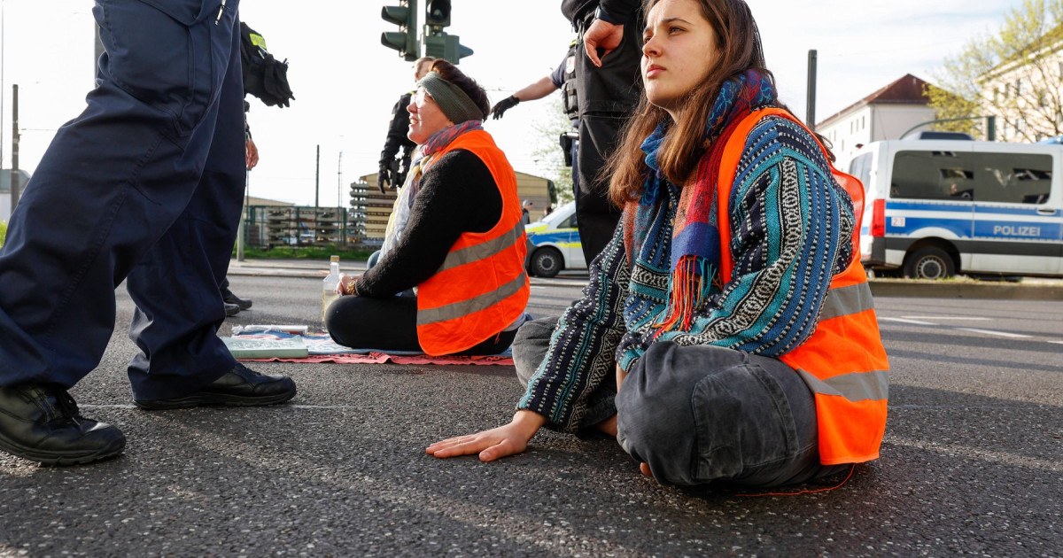 "Oprim orașul". Activiștii pentru climă s-au așezat pe jos pe străzi și ...