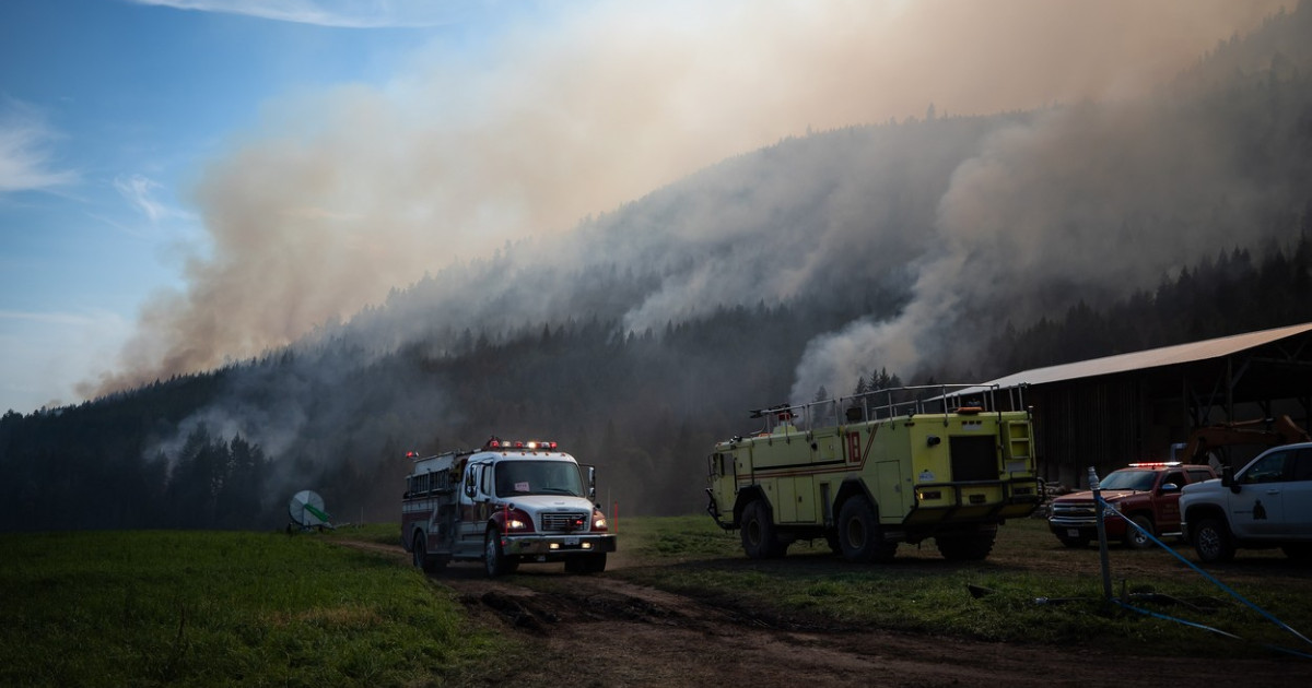 Sute de incendii din Canada sunt scăpate de sub control. Fumul s-a ...