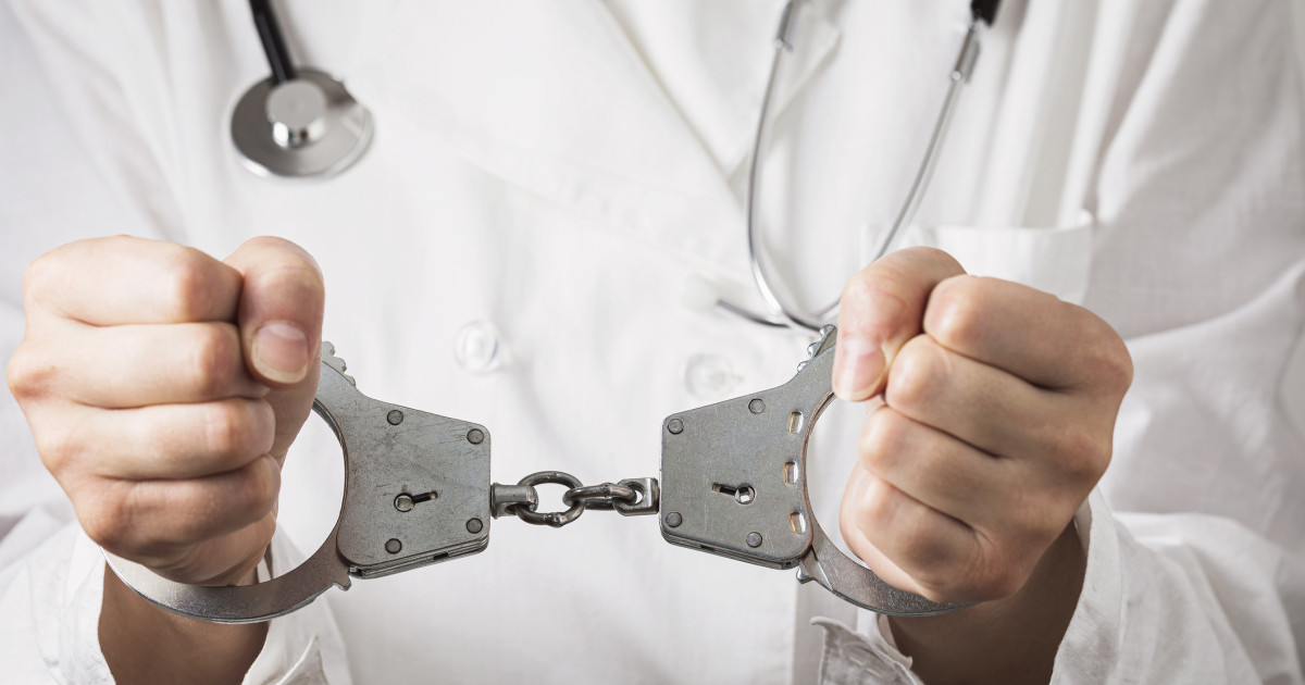 Fals medic cardiolog, arestat preventiv pentru înșelăciune. Le promitea ...