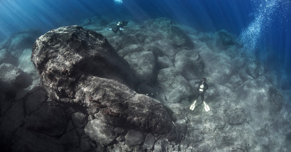 Trei vulcani submarini au fost descoperiți în apropiere de Sicilia. Cât ...