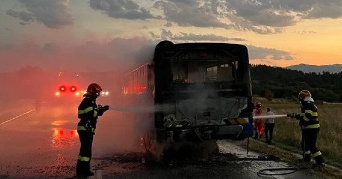FOTO: Un autobuz plin cu pasageri a luat foc în mers, pe un drum din Bihor | Digi24