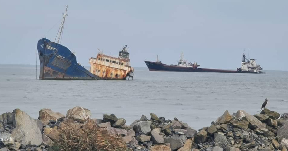 Nava avariată la Sulina a fost eșuată în zona unui banc de nisip ...