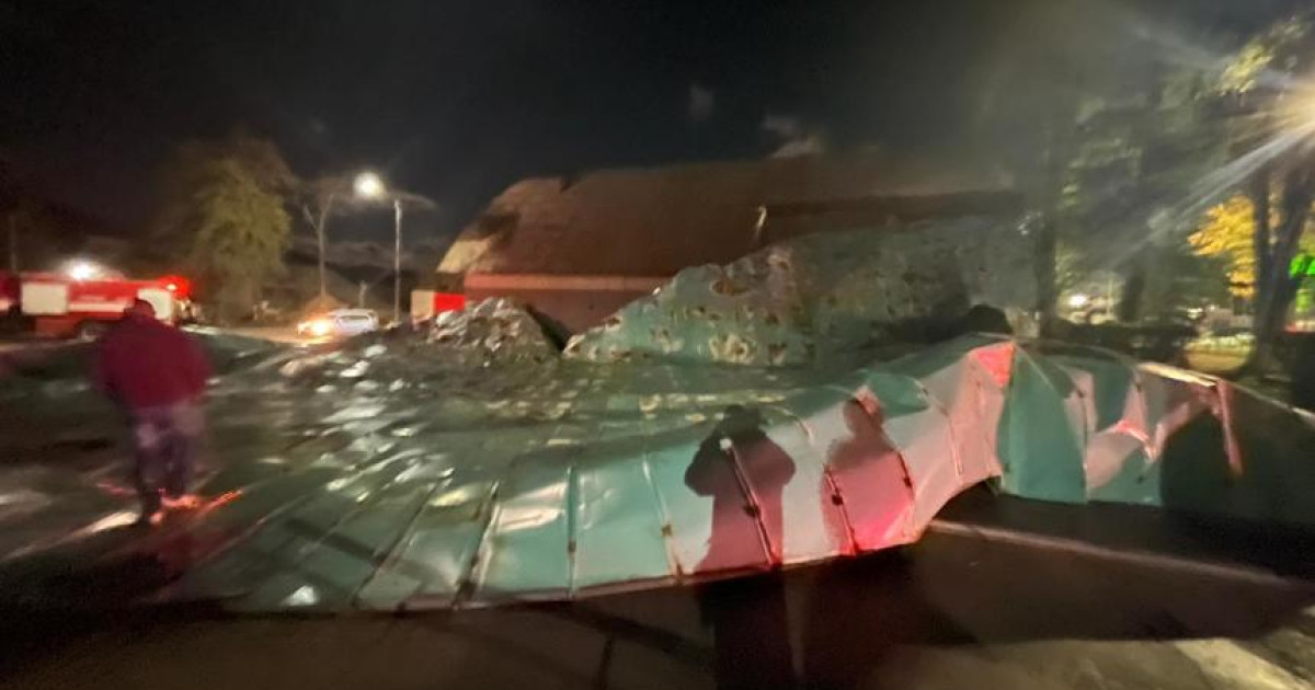 Vântul a fost atât de puternic în Gura Humorului încât a smuls ...