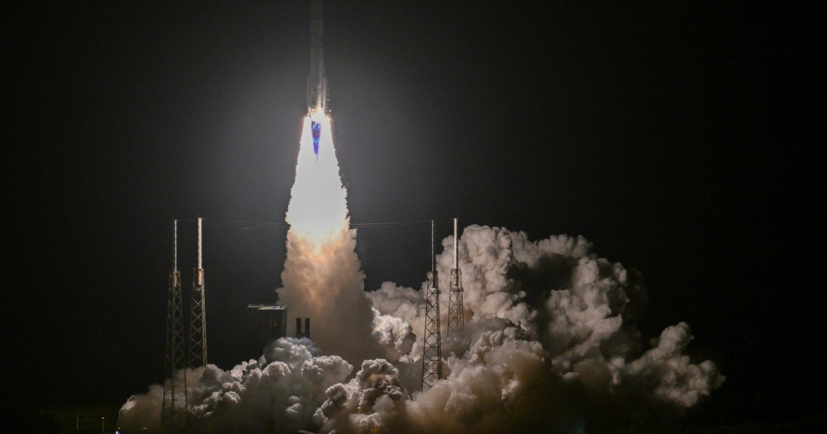 NASA a lansat racheta Vulcan Centaur care va duce pe Lună cenușa ...