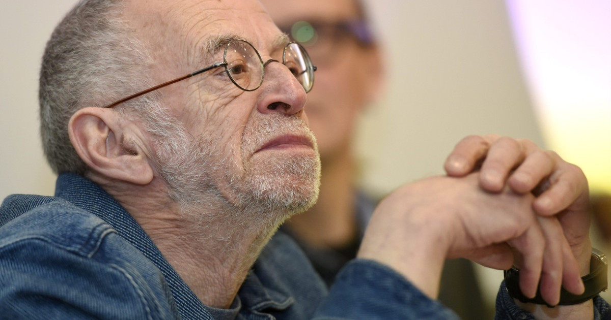 Un celebru poet rus, opozant al lui Putin, a murit după ce a fost lovit ...