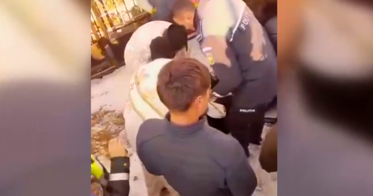 Un preot din Suceava este cercetat penal după ce s-a întins în faţa ... Un preot din Suceava este cercetat penal după ce s-a întins în faţa ...