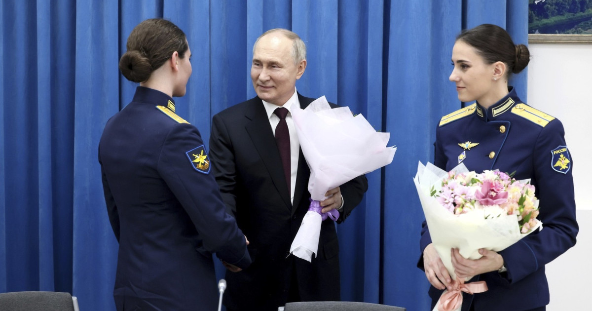 Urare cinică de 8 martie. Putin le spune „La mulți ani” rusoaicelor ...