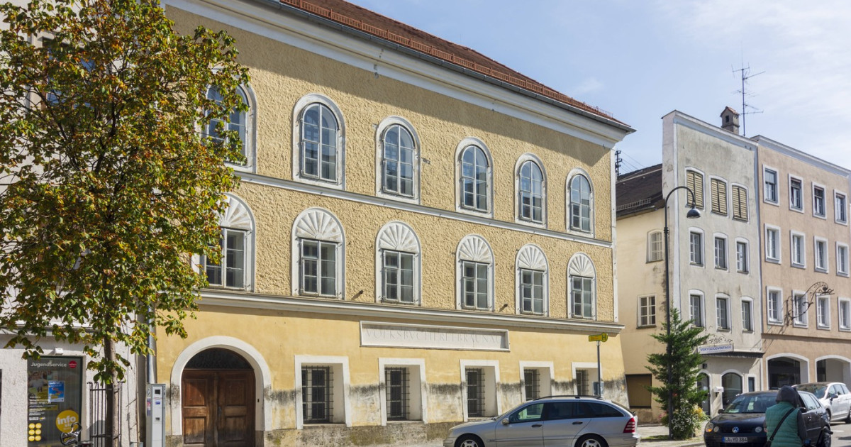 Patru tineri germani s-au dus până în Austria ca să pună flori la casa lui Hitler, de ziua lui ...